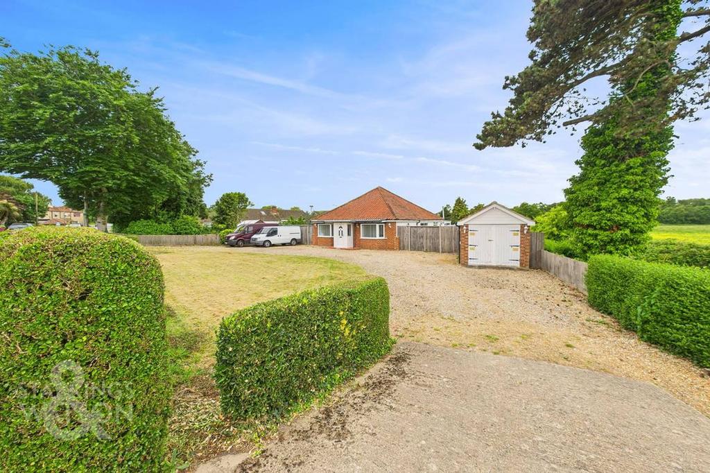 Old Road, Acle, Norwich 3 bed detached bungalow for sale - £395,000