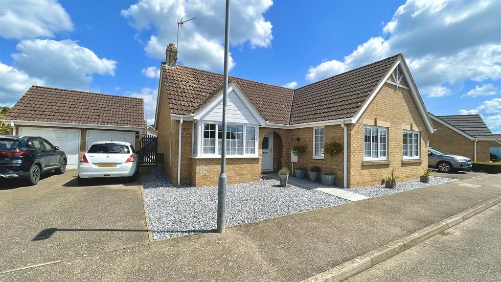 Meadow Way, Mepal CB6 3 bed detached bungalow - £365,000