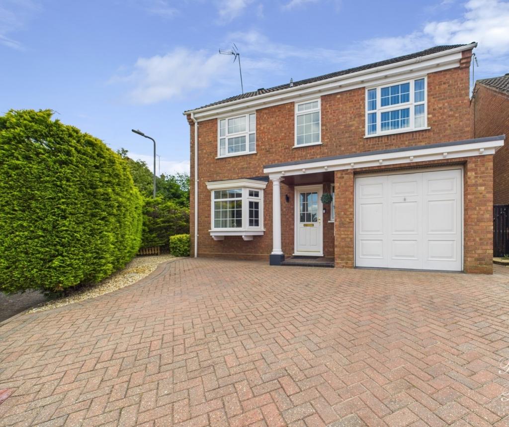 Robin Close, Buckingham 4 bed detached house - £499,950