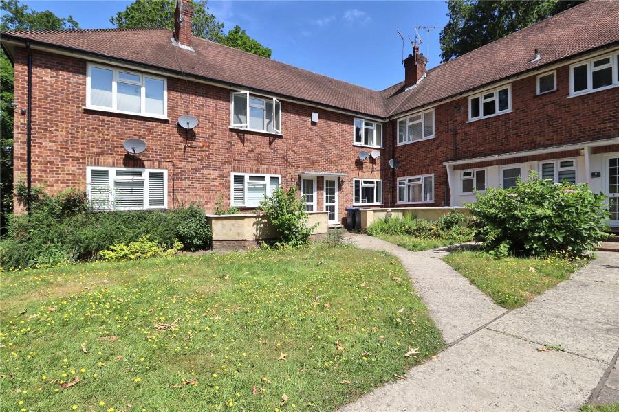 Maybury Court, Woking GU22 2 bed maisonette - £1,600 pcm (£369 pw)