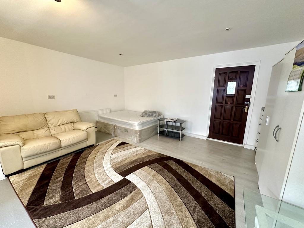 Greenland Crescent, Southall, UB2 Studio - £1,100 pcm (£254 pw)