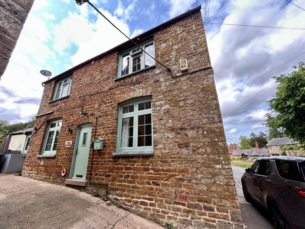 Banbury Road, Litchborough... 2 bed cottage - £399,950