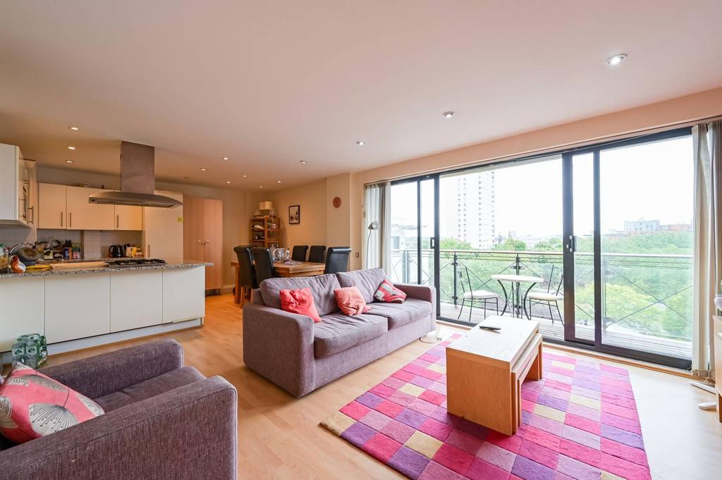 Ocean Wharf, Canary Wharf, London, E14 2 bed flat for sale - £525,000