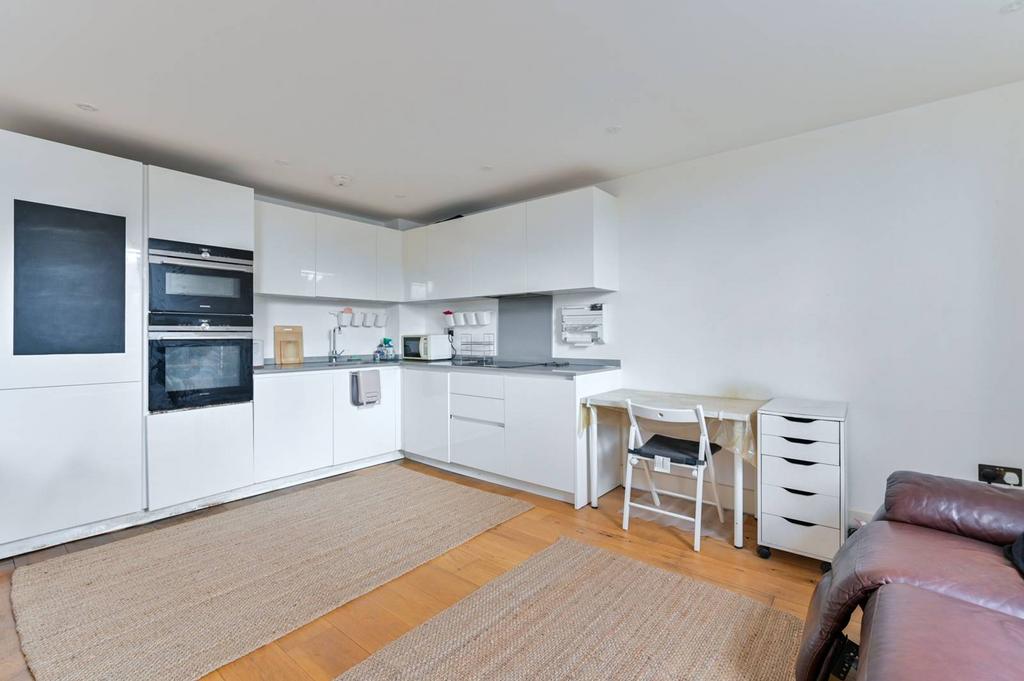 Lance Court, Tooting, London, SW17 2 bed flat to rent - £3,900 pcm (£ ...