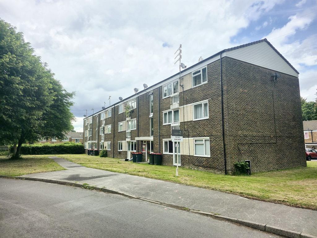 Chiddingly Close, Crawley RH10 2 bed flat for sale - £220,000