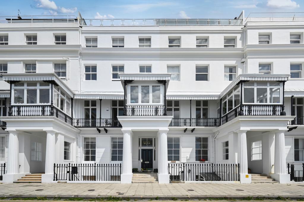 Chichester Terrace, Brighton BN2 2 bed apartment - £2,000 pcm (£462 pw)