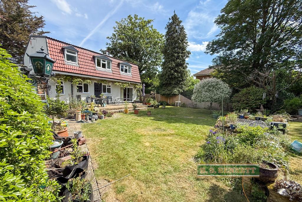 Riverside Home - Wraysbury, Berkshire 5 bed detached house for sale - £ ...