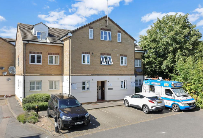 Dover Close, London 2 bed flat for sale - £425,000