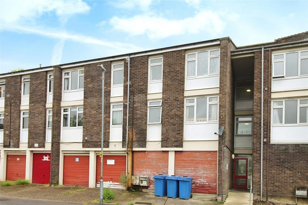 Peterswood, Harlow, Essex, CM18 1 bed apartment - £975 pcm (£225 pw)