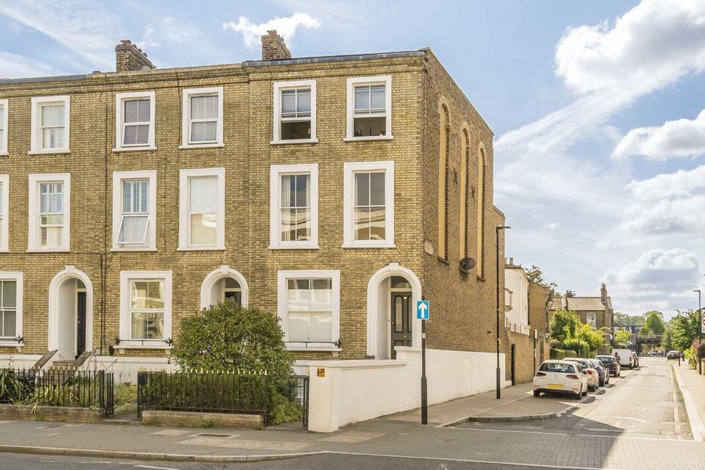 Coldharbour Lane, London SE5 3 bed flat - £3,200 pcm (£738 pw)