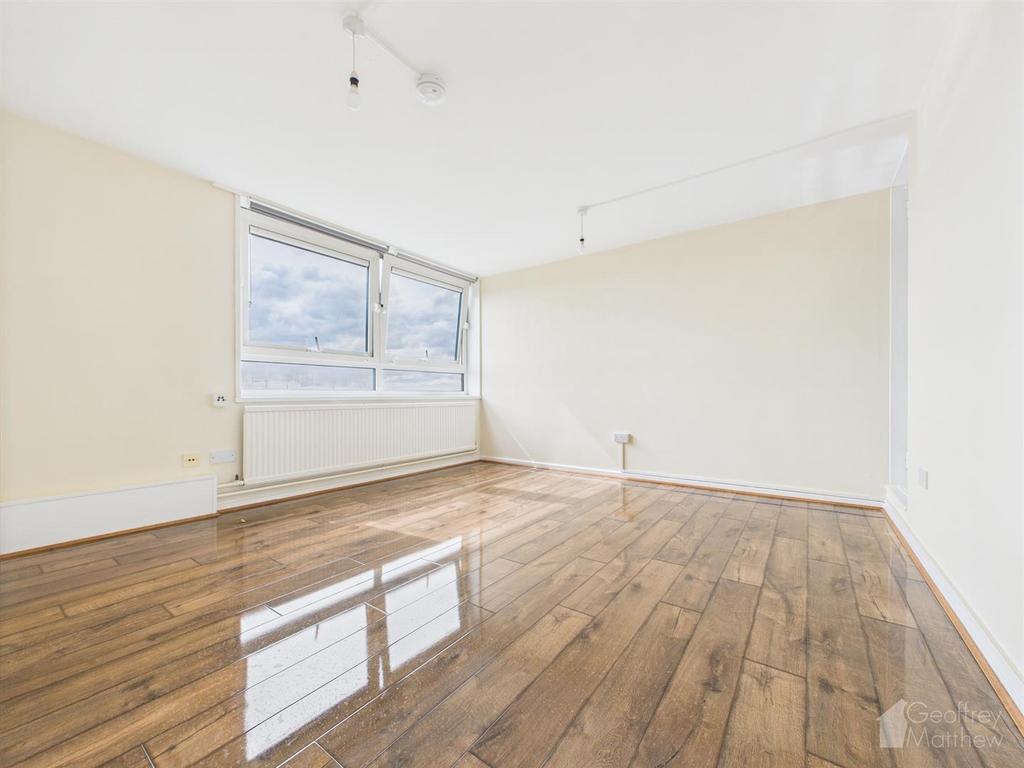 Harrow Court, Close to Stevenage... 2 bed flat - £157,500