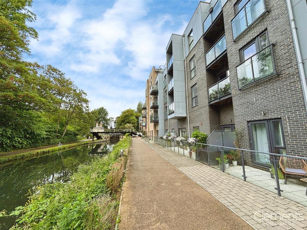The Embankment, Hemel Hempstead HP3 2 bed flat for sale - £320,000