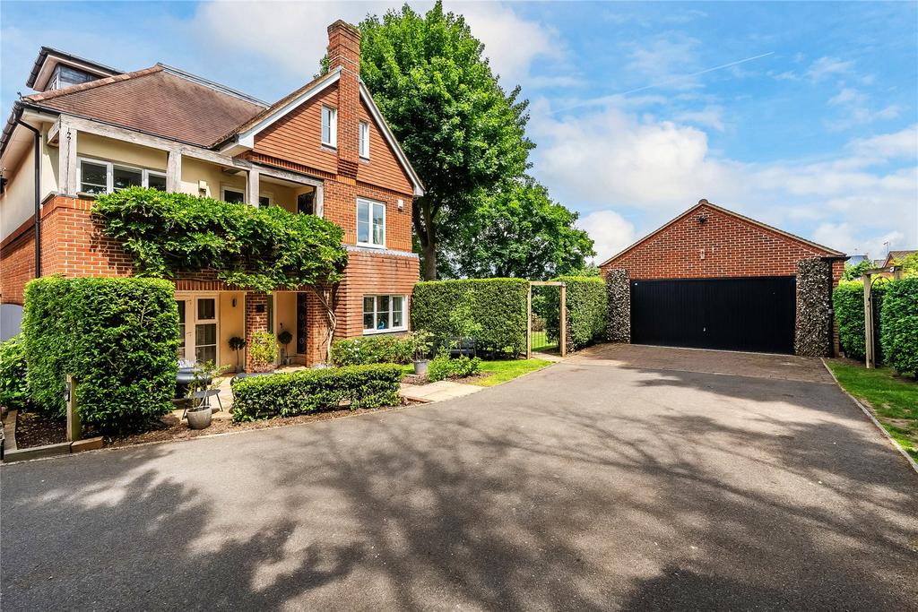 Romans Close, Guildford, Surrey, GU1 5 bed detached house for sale - £ ...
