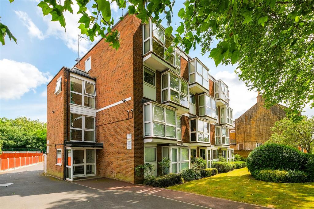 Heath Court, Hollybush Hill, Wanstead 2 bed flat - £2,000 pcm (£462 pw)