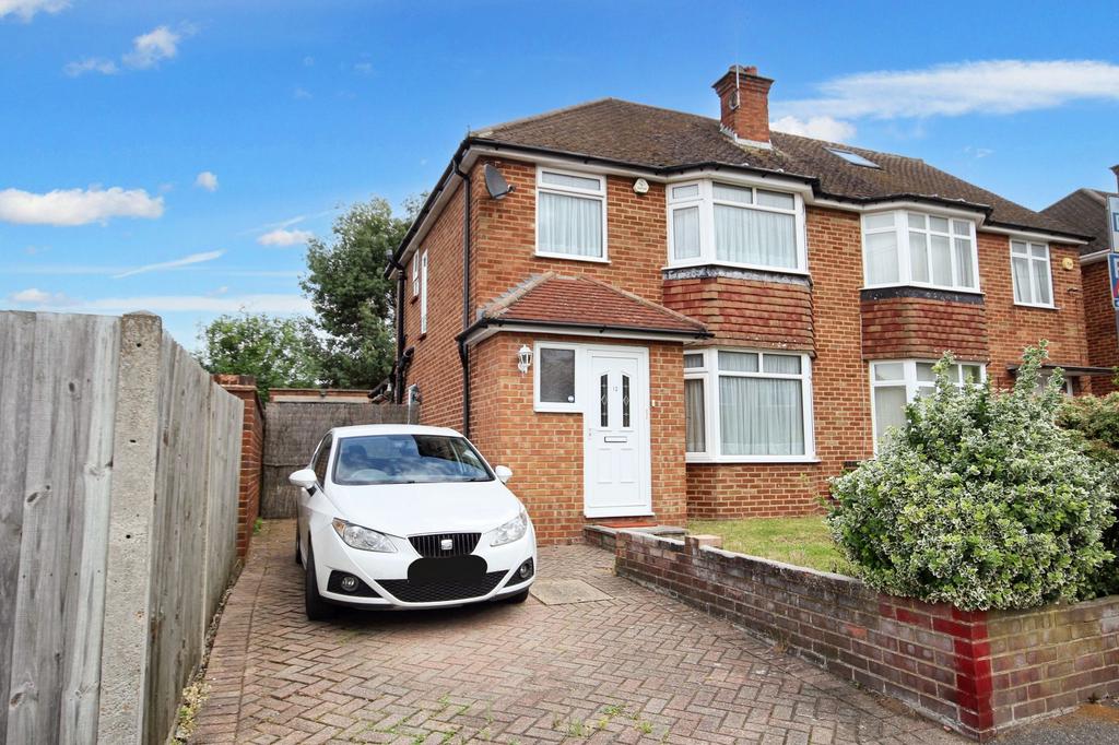 Bradshawe Waye, Uxbridge, UB8 3 bed end of terrace house - £2,200 pcm ...