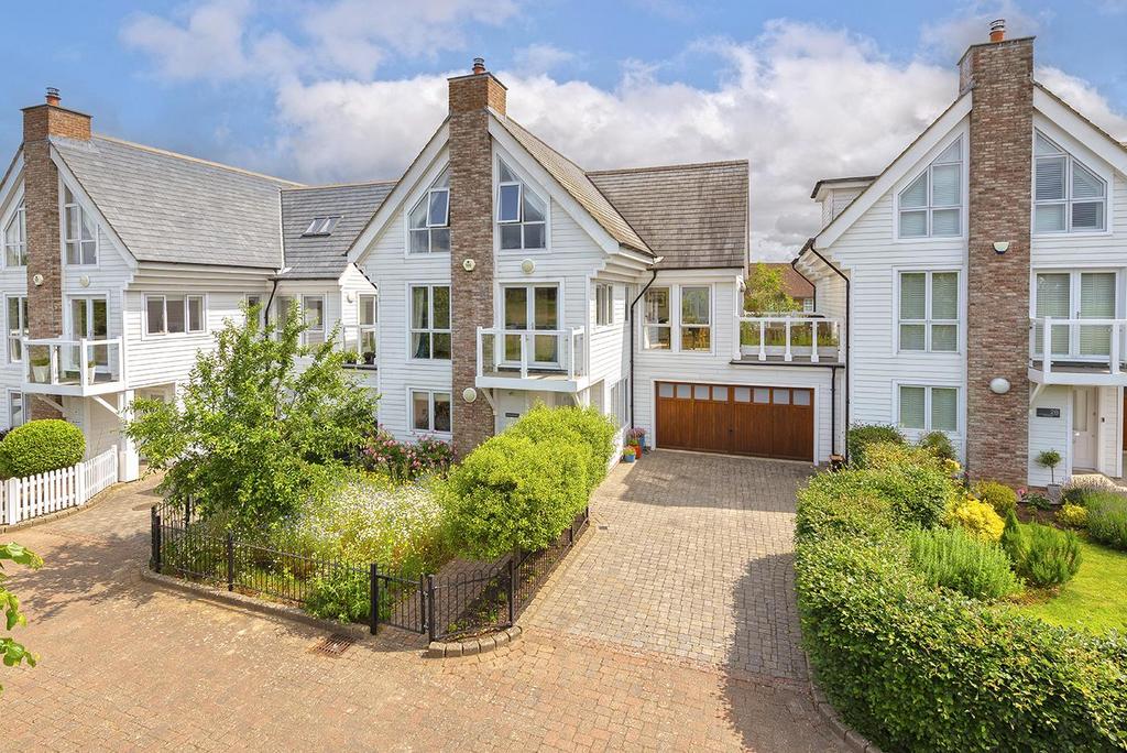 Rougemont, Kings Hill, ME19 4QD 3 bed detached house - £875,000