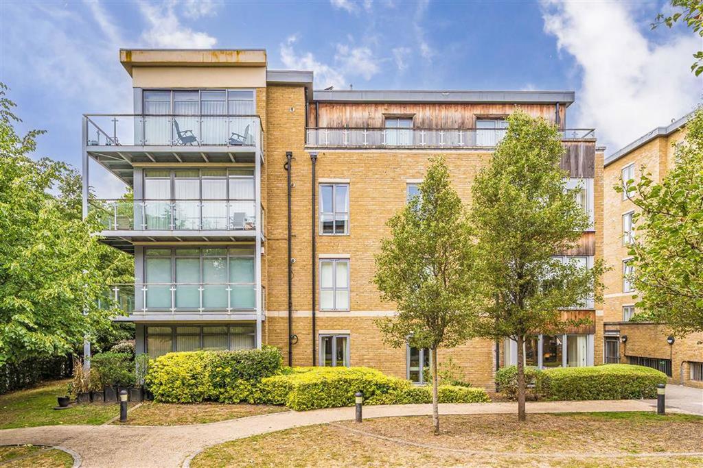 Blagrove Road, Teddington TW11 2 bed flat - £2,200 pcm (£508 pw)