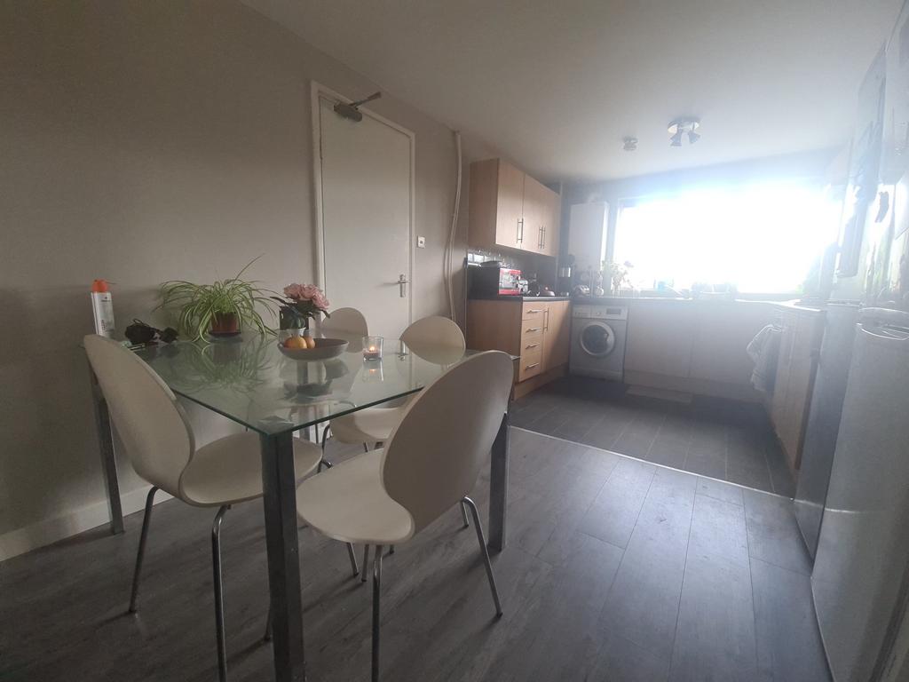 Carlton View, Leeds LS7 4 bed house - £2,028 pcm (£468 pw)