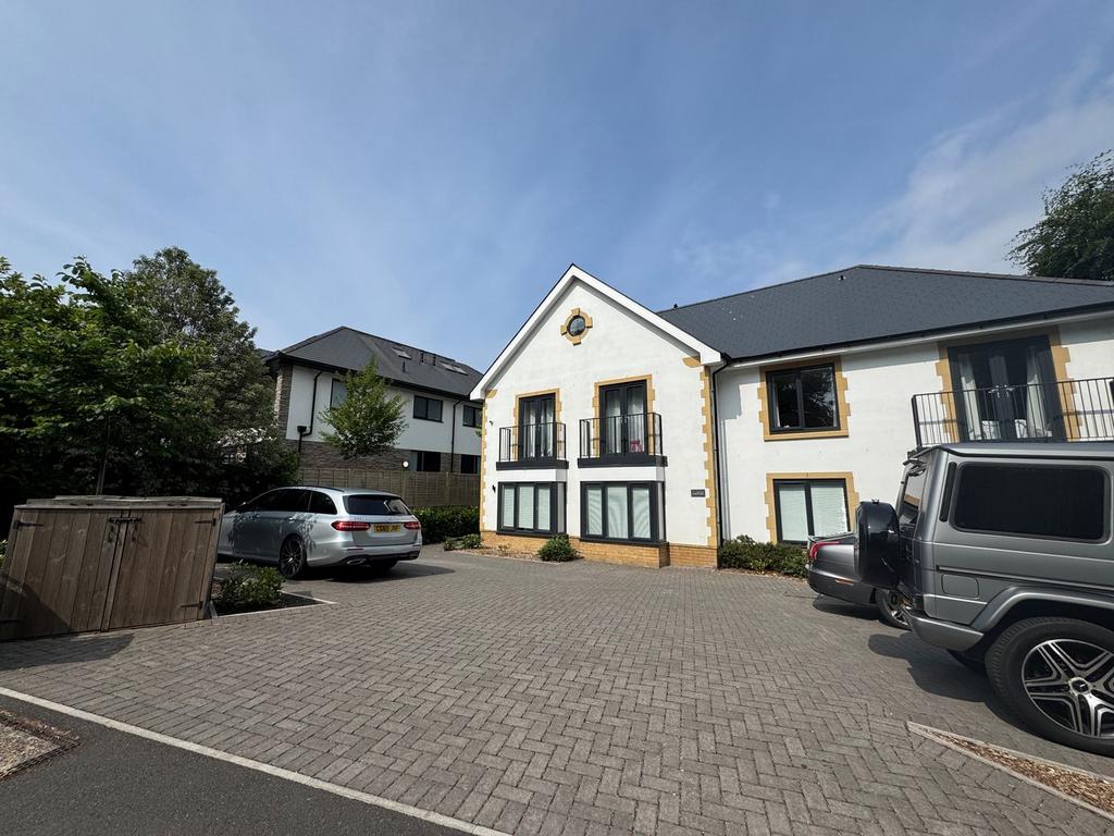 Carbery Avenue, Bournemouth, BH6 3 bed flat - £3,000 pcm (£692 pw)