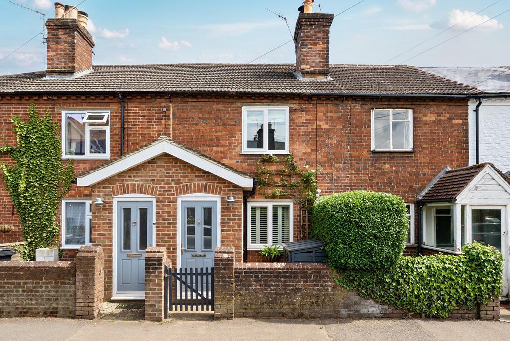 Summers Road, Farncombe, Godalming, GU7 2 bed terraced house for sale ...