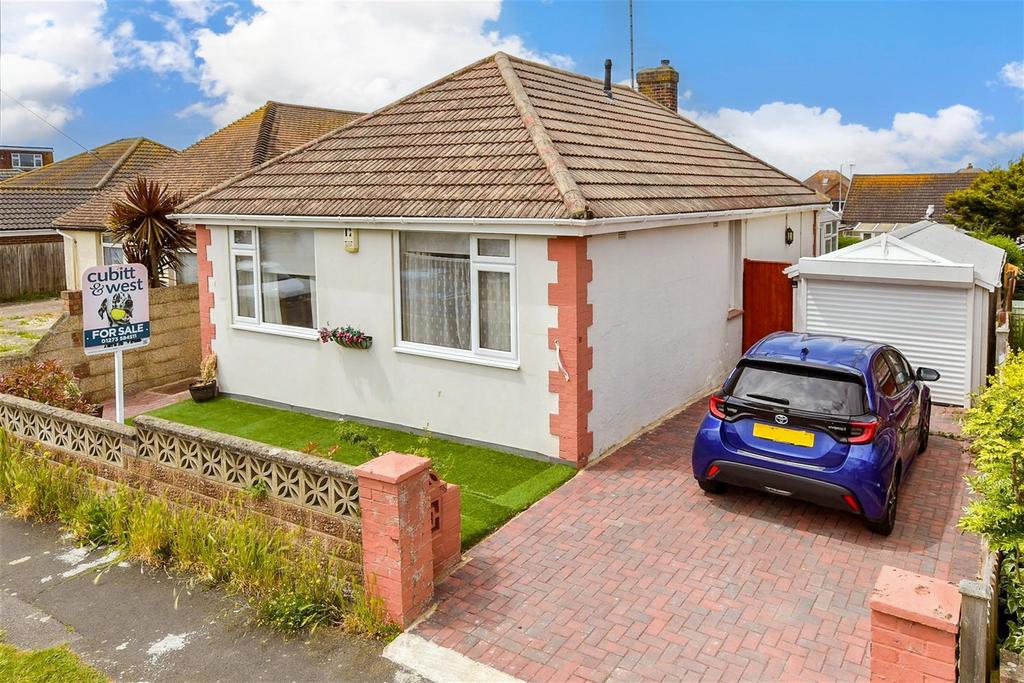 Dorothy Avenue, Peacehaven BN10 2 bed detached bungalow - £214,500