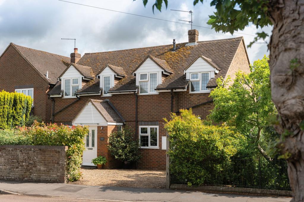 Grove Road, Tring, Hertfordshire HP23 4 bed detached house for sale - £ ...