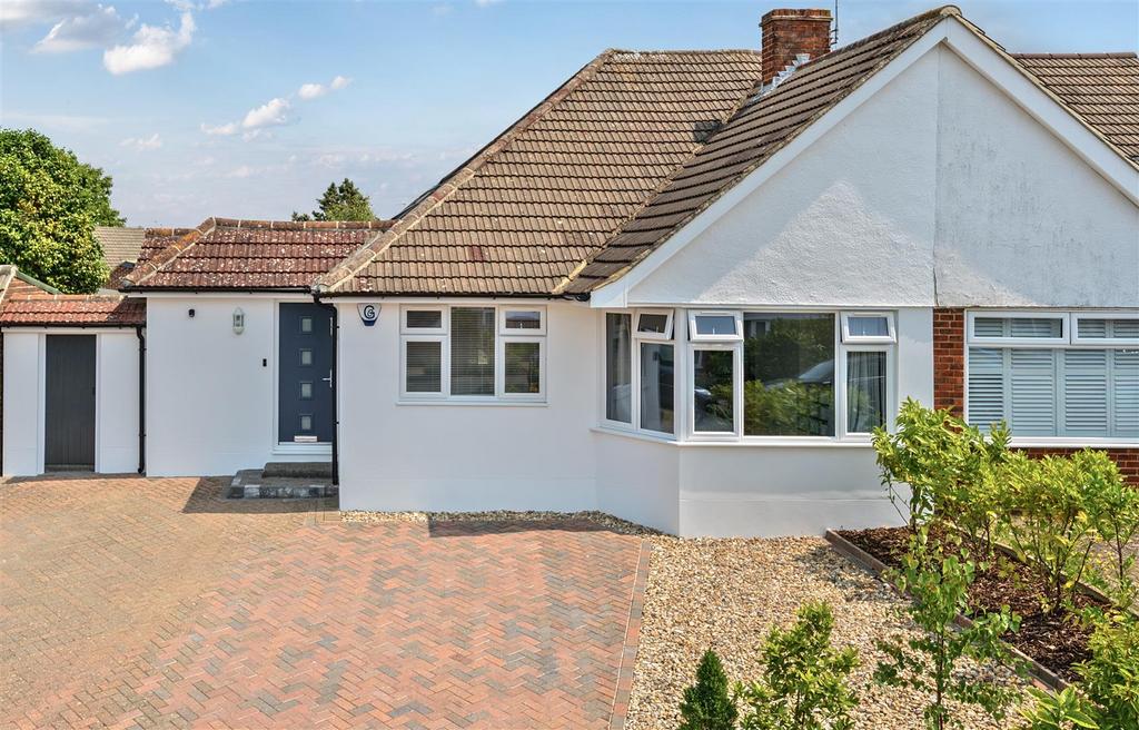 Howard Drive, Maidstone 3 bed semi-detached bungalow for sale - £500,000