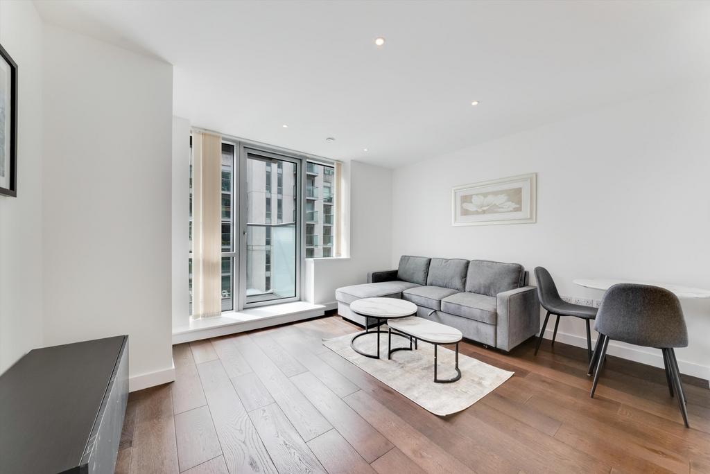 Pan Peninsula Square, London, E14. 1 bed flat - £2,578 pcm (£595 pw)