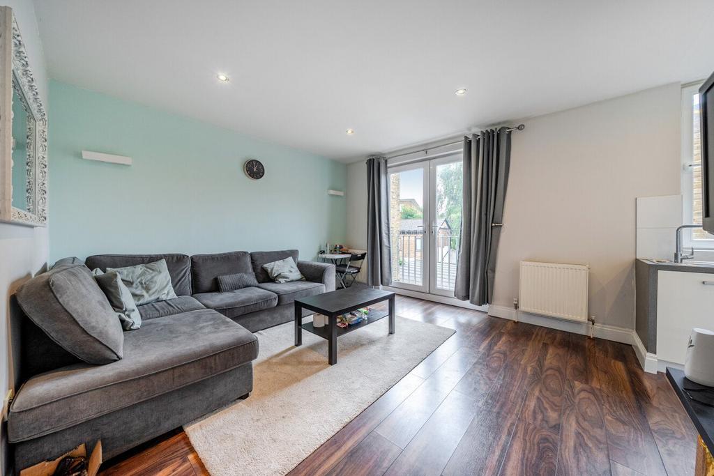 Catford Hill, Catford, London, SE6 2 bed flat for sale - £300,000