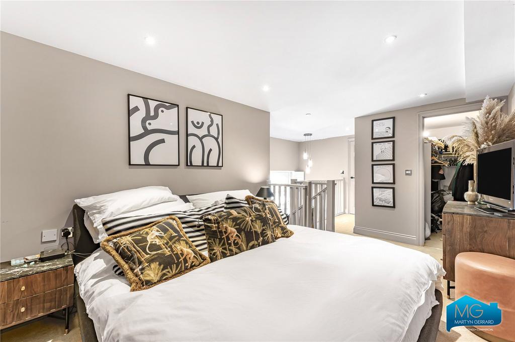 Princess Park Manor, Royal Drive... 2 bed apartment for sale - £450,000