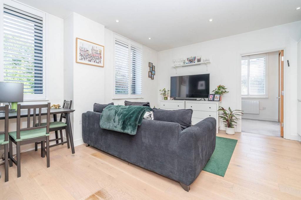 Aldenham Road, WD23, Bushey, WD23 1 bed flat to rent - £1,450 pcm (£335 pw)
