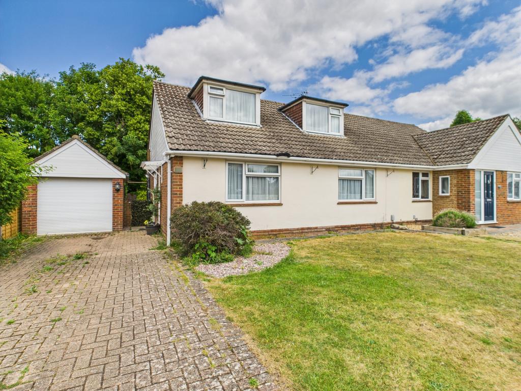 Foyle Park, Cranbourne, Basingstoke... 3 bed bungalow for sale - £425,000
