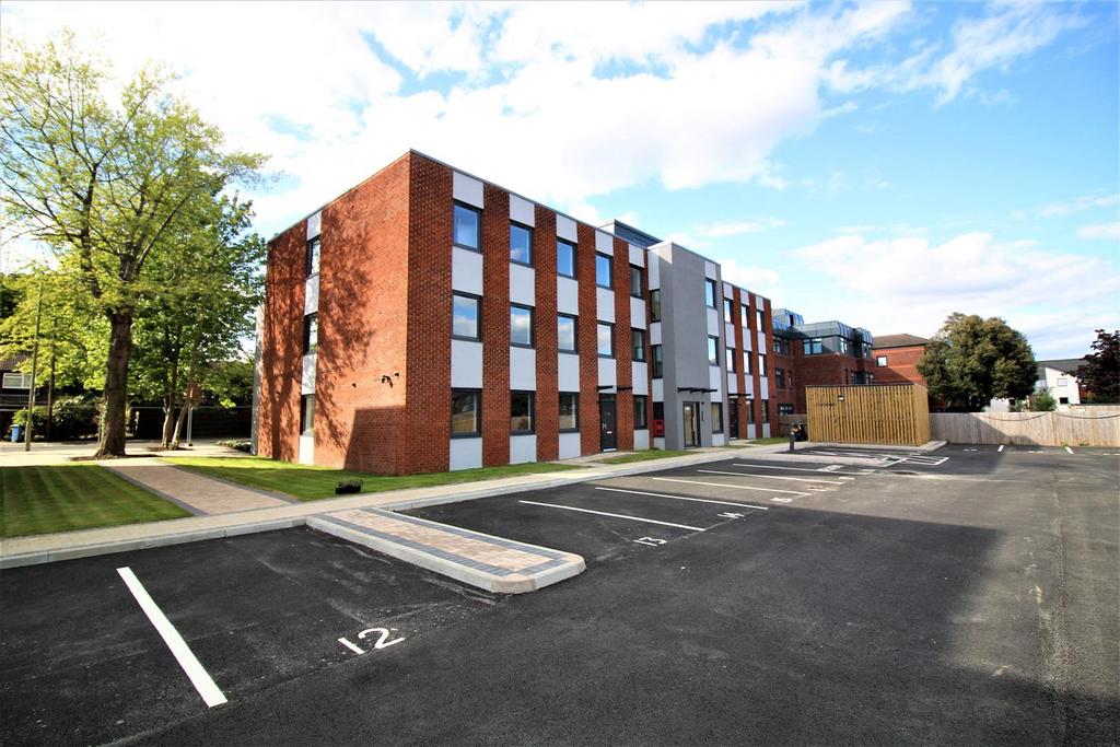Westminster House, Fleet GU51 2 bed maisonette to rent - £1,325 pcm (£ ...