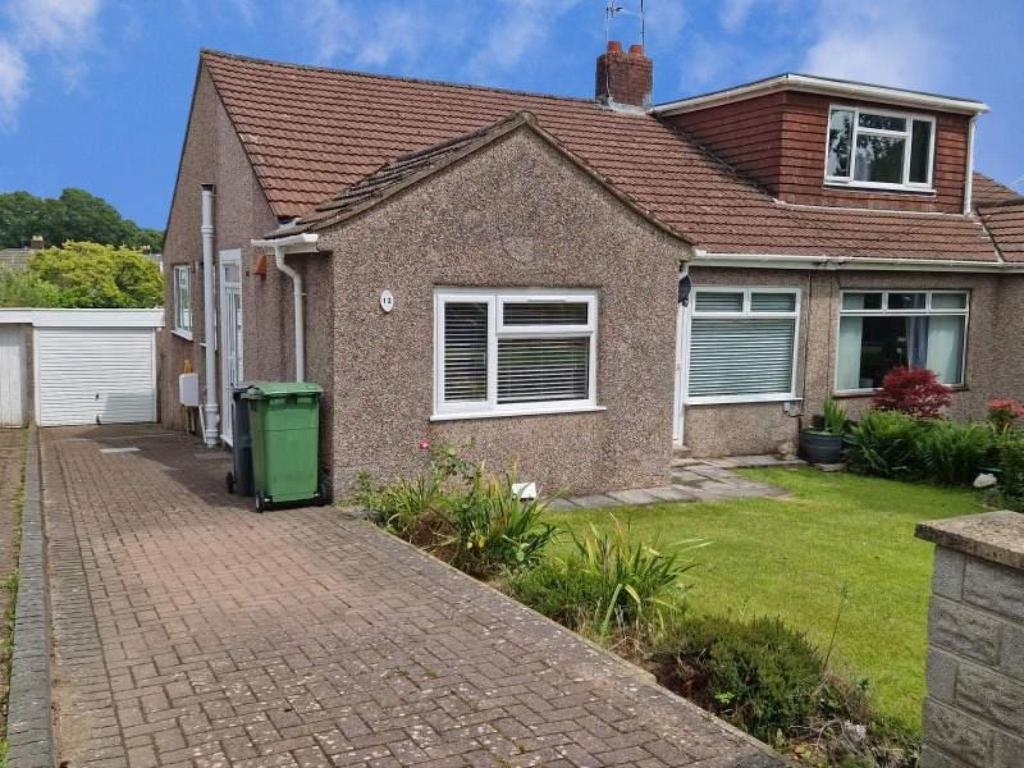 Cefn Nant, Rhiwbina, Cardiff. CF14 6SH 2 bed bungalow - £1,400 pcm (£ ...