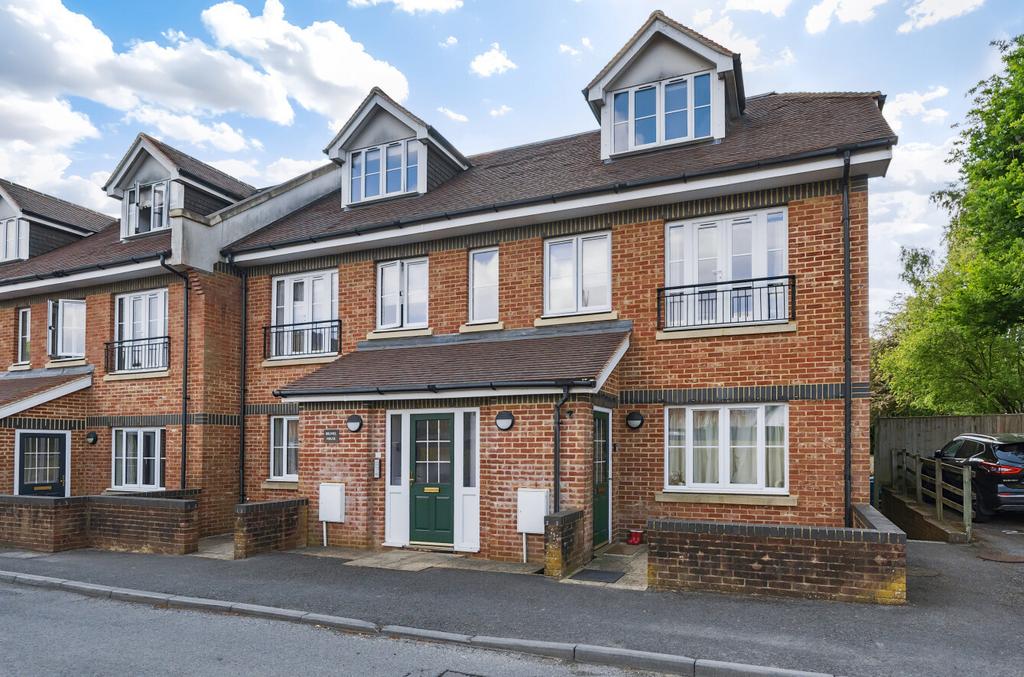 Wey Hill, Haslemere, Surrey, GU27 2 bed flat for sale - £285,000