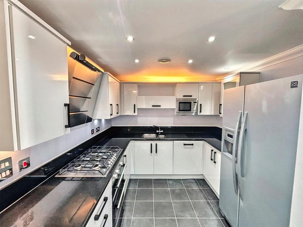 Caroline Way, Eastbourne 2 bed flat - £1,300 pcm (£300 pw)