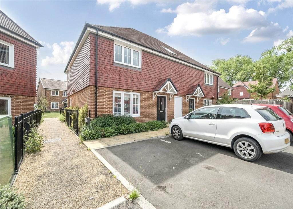 Ribston Road, Farnham, Surrey, GU9 1 bed maisonette for sale - £290,000