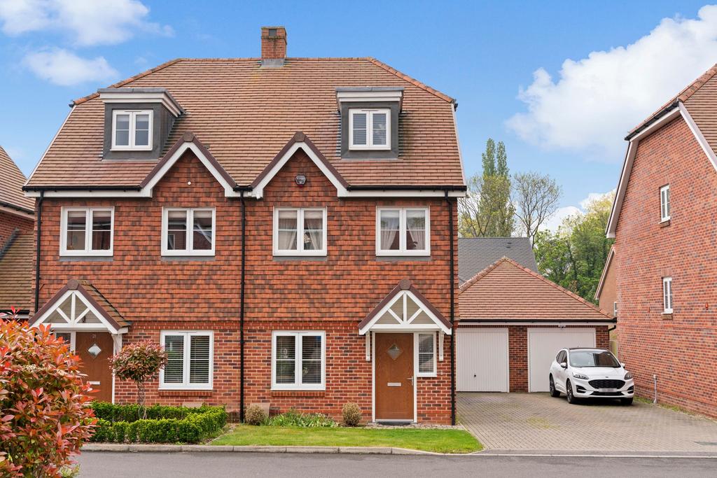 Hartfield Road, Leatherhead, KT22 3 bed semi-detached house to rent - £ ...
