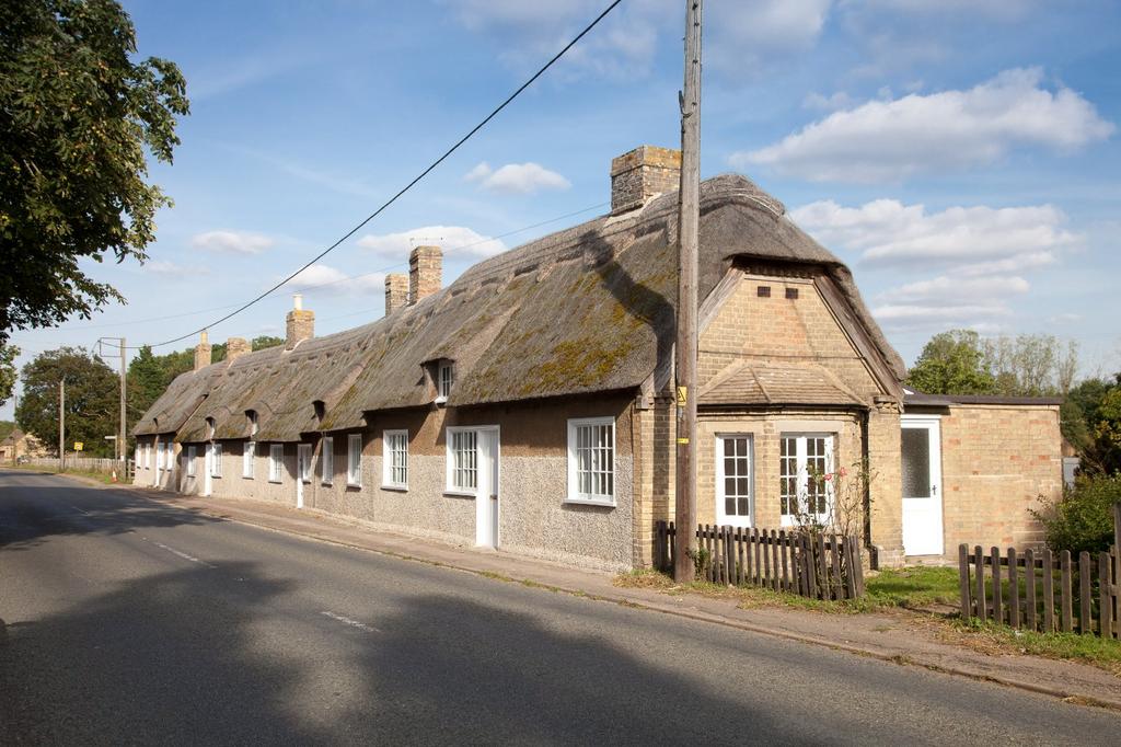 Little Barford, St. Neots... 2 bed bungalow to rent - £950 pcm (£219 pw)