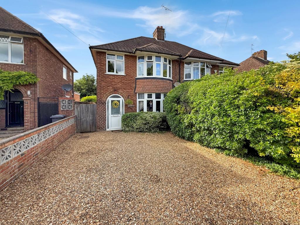 Dunstable, Bedfordshire LU6 3 bed semi-detached house for sale - £415,000