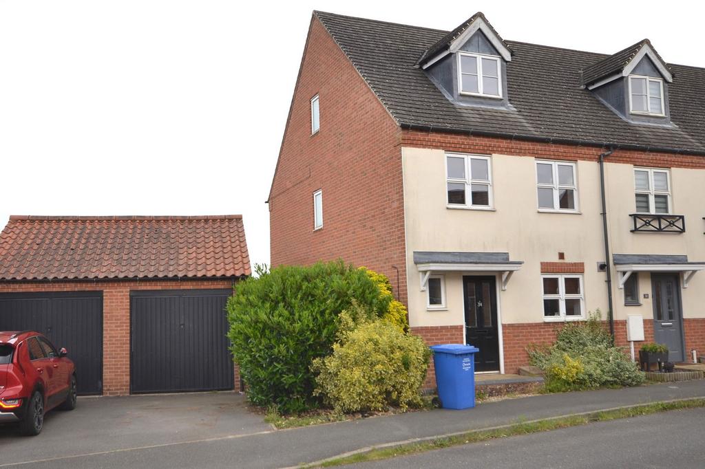 Long Breech, Mawsley Village NN14 3 bed mews - £1,300 pcm (£300 pw)