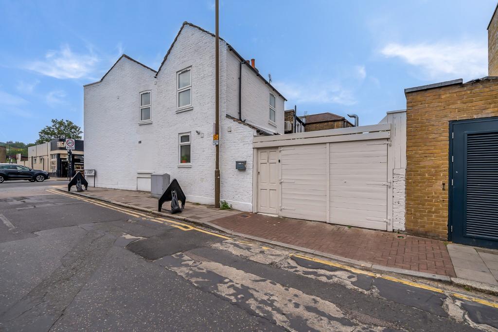 London, Greater London SE10 Studio - £1,250 pcm (£288 pw)