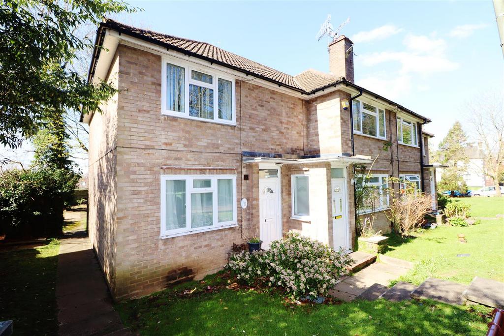 Barnet Lane, Elstree, Borehamwood 2 bed flat - £1,700 pcm (£392 pw)