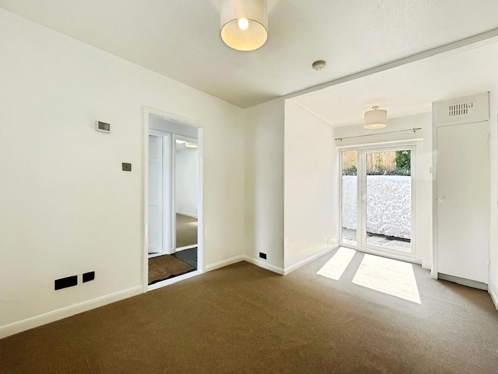 Manor Road, Surrey SM6 2 bed bungalow - £1,400 pcm (£323 pw)