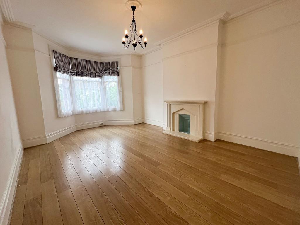 Montalt Road, Woodford Green, IG8 2 bed flat - £2,000 pcm (£462 pw)