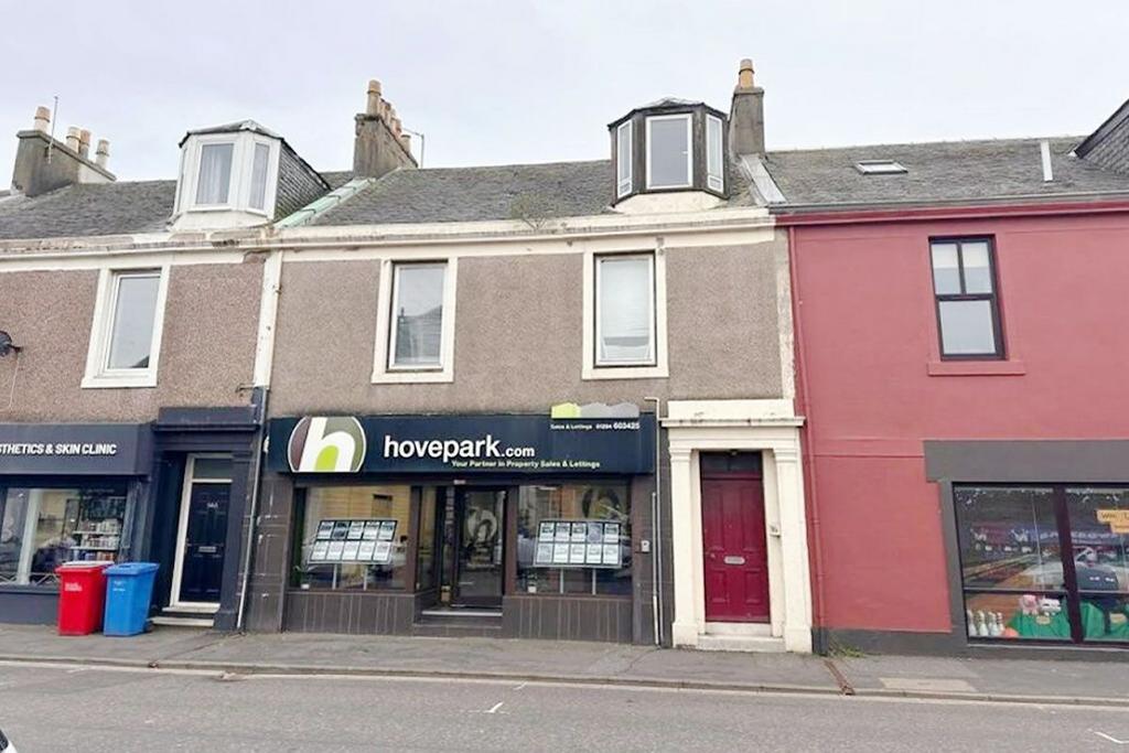 Hamilton Street, Saltcoats KA21 3 bed flat - £42,000