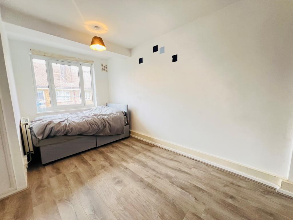Coningsby Court 1 bed apartment - £800 pcm (£185 pw)