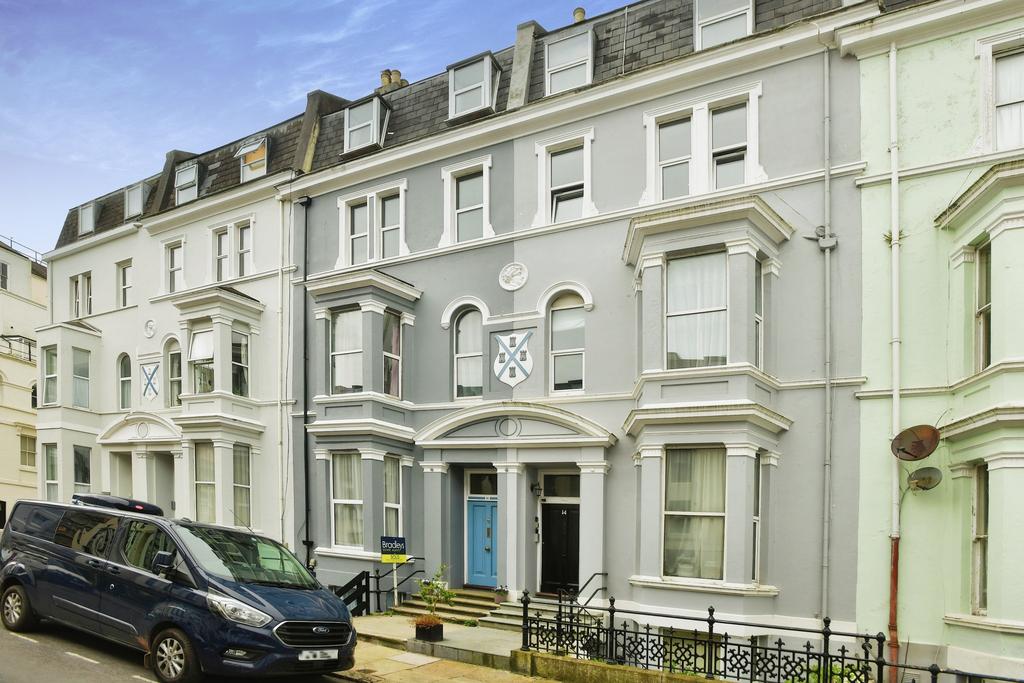 Holyrood Place, Devon PL1 1 bed flat - £900 pcm (£208 pw)