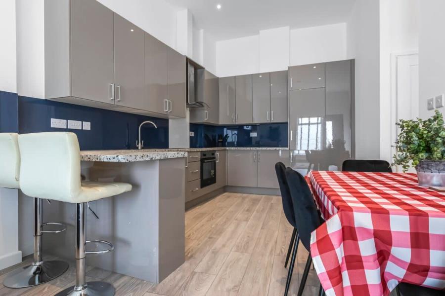 Station Approach, Woking GU22 1 bed ground floor flat - £1,350 pcm (£ ...