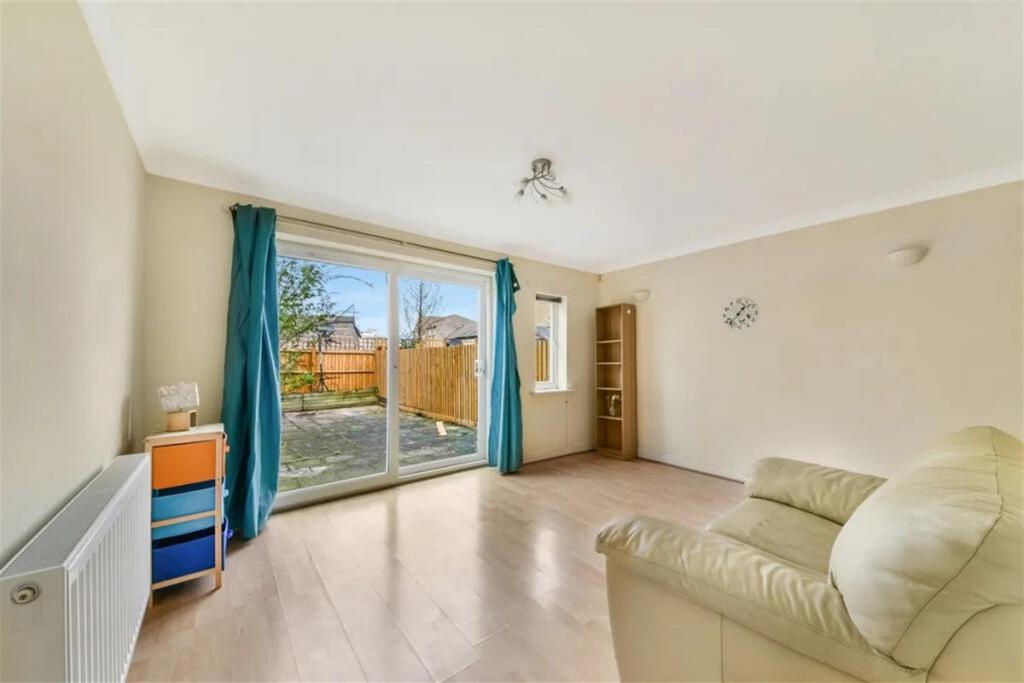 Tower Hamlets, London E14 3 bed terraced house - £2,850 pcm (£658 pw)